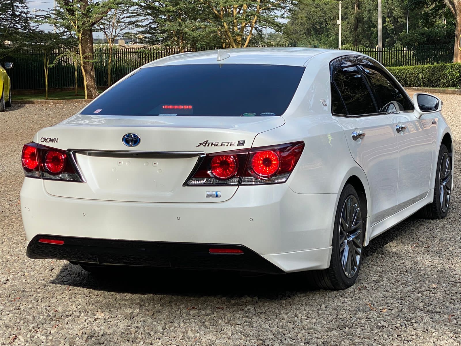 Toyota Crown Athlete Hybrid - FNL CAR MARKET